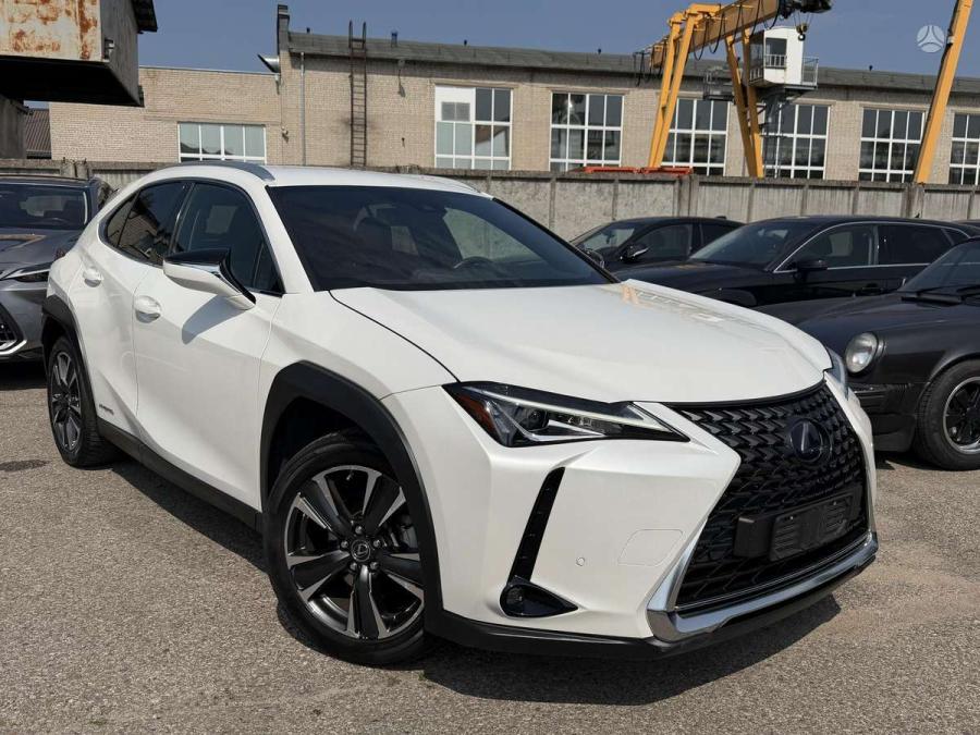 White Lexus UX 250h 2020 in Vilnius, with an engine capacity of 1.99 L and mileage of 97 thousand km for 22300 €, photo 5 on AUTOMOTO.COM.LV