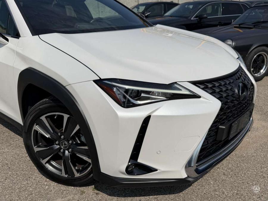 White Lexus UX 250h 2020 in Vilnius, with an engine capacity of 1.99 L and mileage of 97 thousand km for 22300 €, photo 7 on AUTOMOTO.COM.LV
