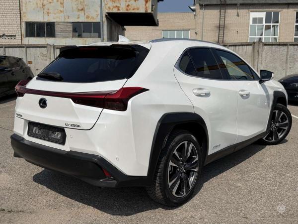 Белый Лексус UX 250h 2020 в Вильнюс, объемом двигателя 1.99 л и пробегом 97 тыс. км за 22300 €, фото 7 на AUTOMOTO.COM.LV