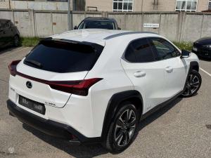 White Lexus UX 250h 2020 in Vilnius, with an engine capacity of 1.99 L and mileage of 97 thousand km for 22300 €, photo 9 on AUTOMOTO.COM.LV