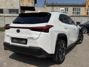 White Lexus UX 250h 2020 in Vilnius, with an engine capacity of 1.99 L and mileage of 97 thousand km for 22300 €, photo 10 on AUTOMOTO.COM.LV