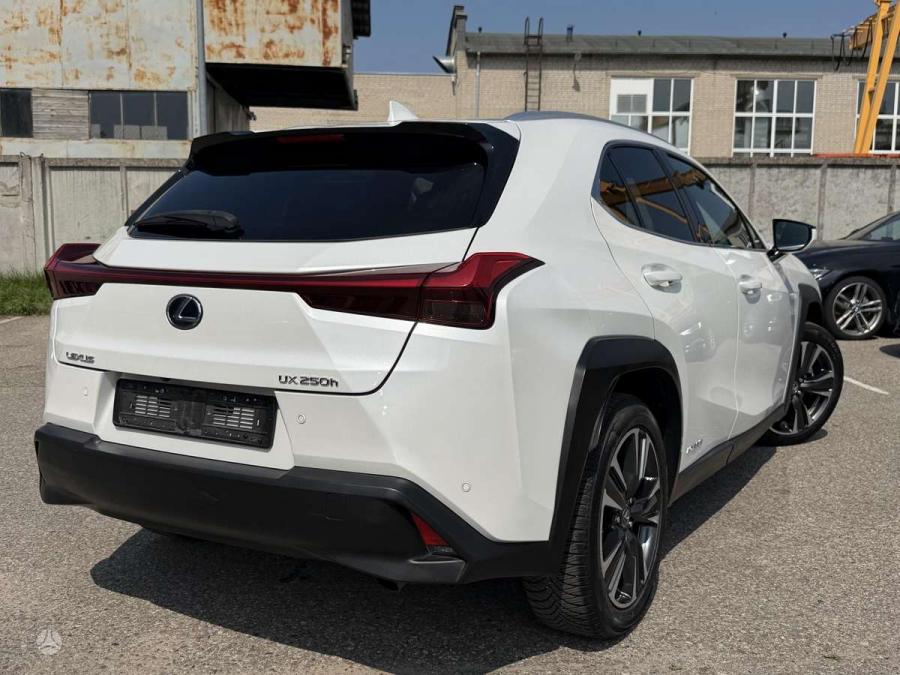 White Lexus UX 250h 2020 in Vilnius, with an engine capacity of 1.99 L and mileage of 97 thousand km for 22300 €, photo 10 on AUTOMOTO.COM.LV
