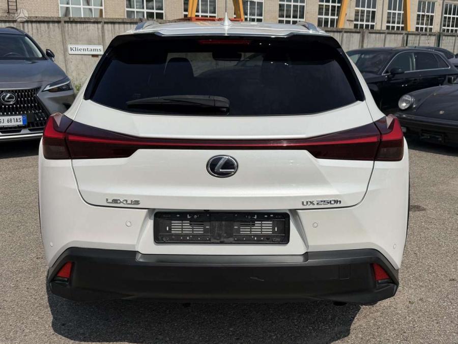 White Lexus UX 250h 2020 in Vilnius, with an engine capacity of 1.99 L and mileage of 97 thousand km for 22300 €, photo 11 on AUTOMOTO.COM.LV