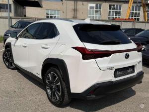 White Lexus UX 250h 2020 in Vilnius, with an engine capacity of 1.99 L and mileage of 97 thousand km for 22300 €, photo 12 on AUTOMOTO.COM.LV
