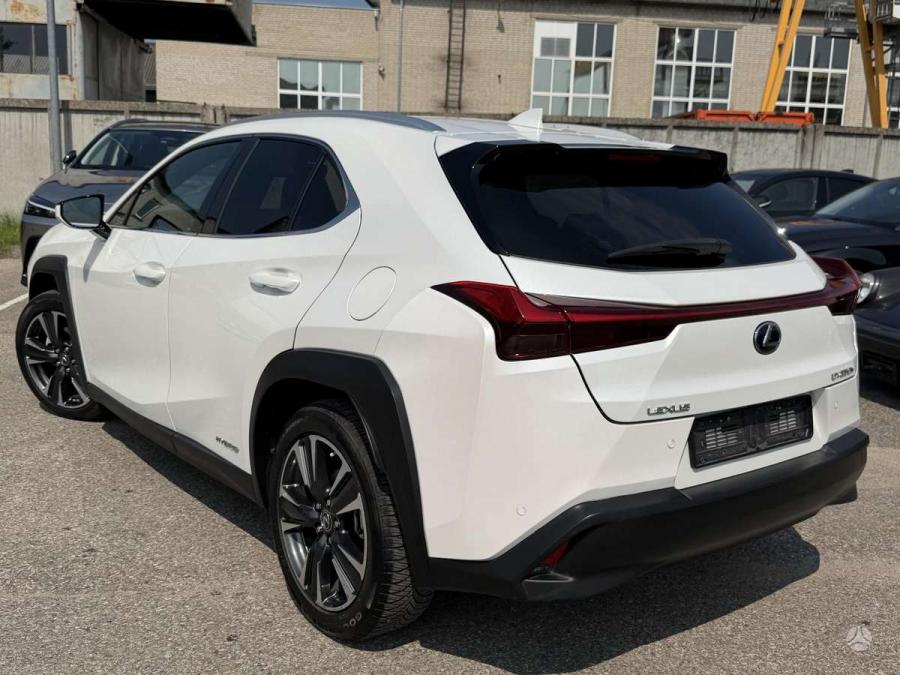 White Lexus UX 250h 2020 in Vilnius, with an engine capacity of 1.99 L and mileage of 97 thousand km for 22300 €, photo 12 on AUTOMOTO.COM.LV
