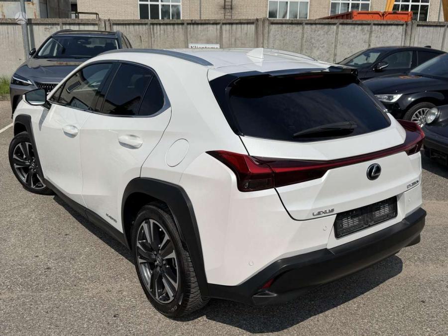 White Lexus UX 250h 2020 in Vilnius, with an engine capacity of 1.99 L and mileage of 97 thousand km for 22300 €, photo 13 on AUTOMOTO.COM.LV