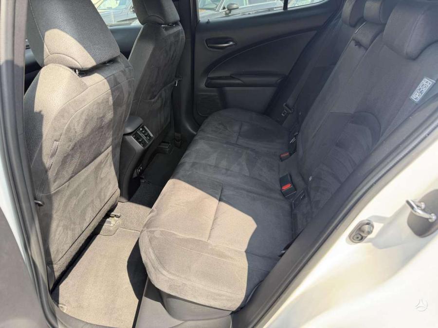White Lexus UX 250h 2020 in Vilnius, with an engine capacity of 1.99 L and mileage of 97 thousand km for 22300 €, photo 15 on AUTOMOTO.COM.LV