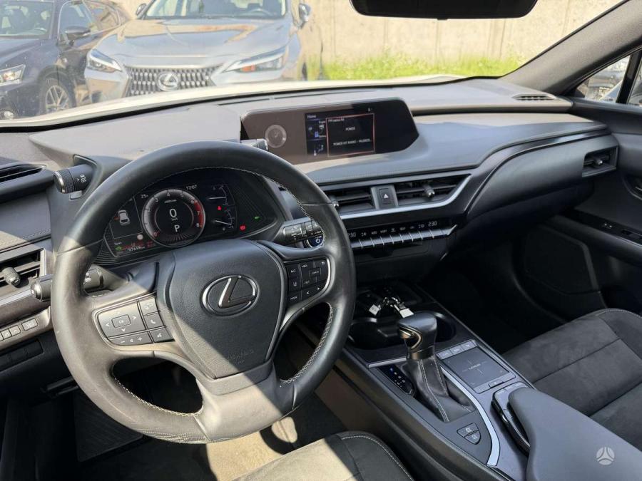 White Lexus UX 250h 2020 in Vilnius, with an engine capacity of 1.99 L and mileage of 97 thousand km for 22300 €, photo 17 on AUTOMOTO.COM.LV