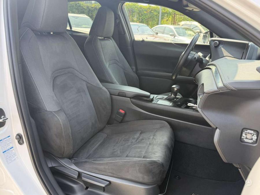 White Lexus UX 250h 2020 in Vilnius, with an engine capacity of 1.99 L and mileage of 97 thousand km for 22300 €, photo 18 on AUTOMOTO.COM.LV