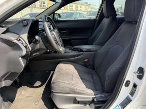 White Lexus UX 250h 2020 in Vilnius, with an engine capacity of 1.99 L and mileage of 97 thousand km for 22300 €, photo 19 on AUTOMOTO.COM.LV