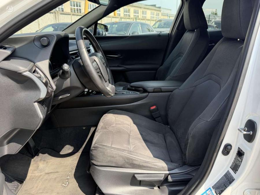 White Lexus UX 250h 2020 in Vilnius, with an engine capacity of 1.99 L and mileage of 97 thousand km for 22300 €, photo 19 on AUTOMOTO.COM.LV