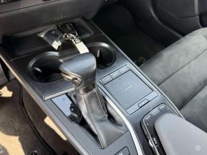 White Lexus UX 250h 2020 in Vilnius, with an engine capacity of 1.99 L and mileage of 97 thousand km for 22300 €, photo 21 on AUTOMOTO.COM.LV