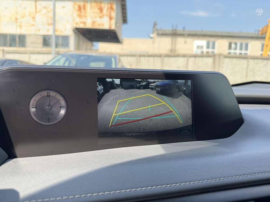 White Lexus UX 250h 2020 in Vilnius, with an engine capacity of 1.99 L and mileage of 97 thousand km for 22300 €, photo 22 on AUTOMOTO.COM.LV