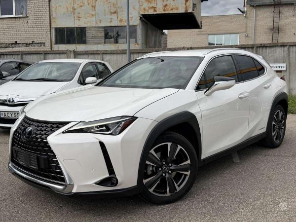 White Lexus UX 250h 2020 in Vilnius, with an engine capacity of 1.99 L and mileage of 97 thousand km for 21800 €, photo 1 on AUTOMOTO.COM.LV