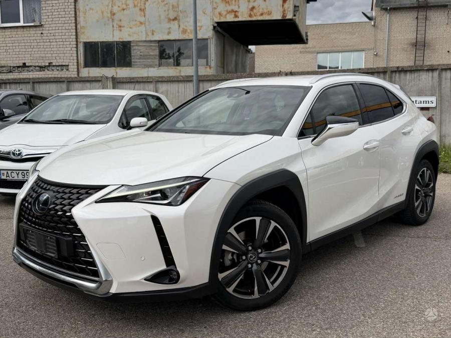 White Lexus UX 250h 2020 in Vilnius, with an engine capacity of 1.99 L and mileage of 97 thousand km for 21800 €, photo 1 on AUTOMOTO.COM.LV