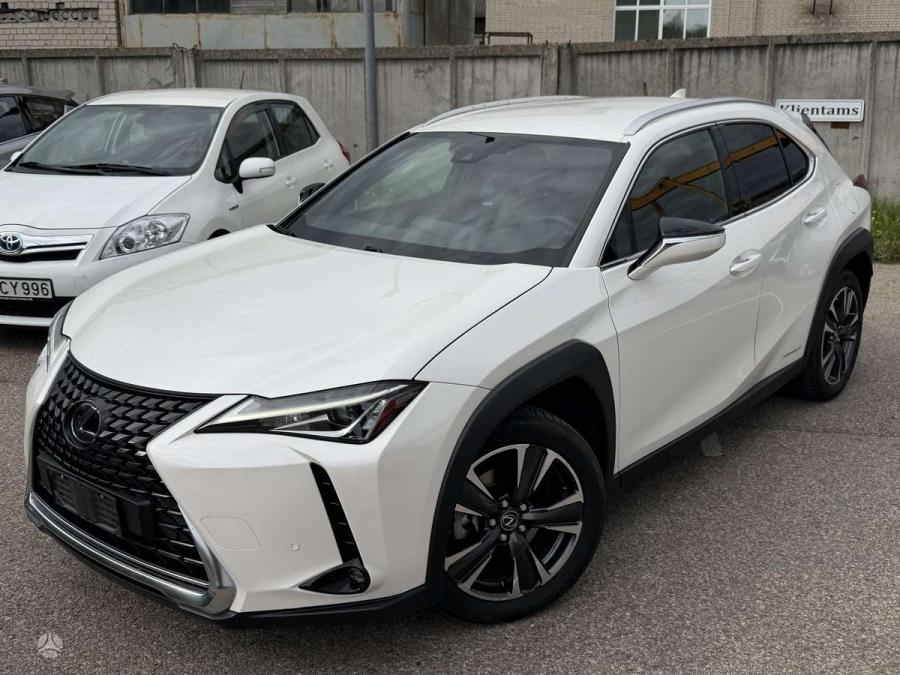 White Lexus UX 250h 2020 in Vilnius, with an engine capacity of 1.99 L and mileage of 97 thousand km for 21800 €, photo 3 on AUTOMOTO.COM.LV