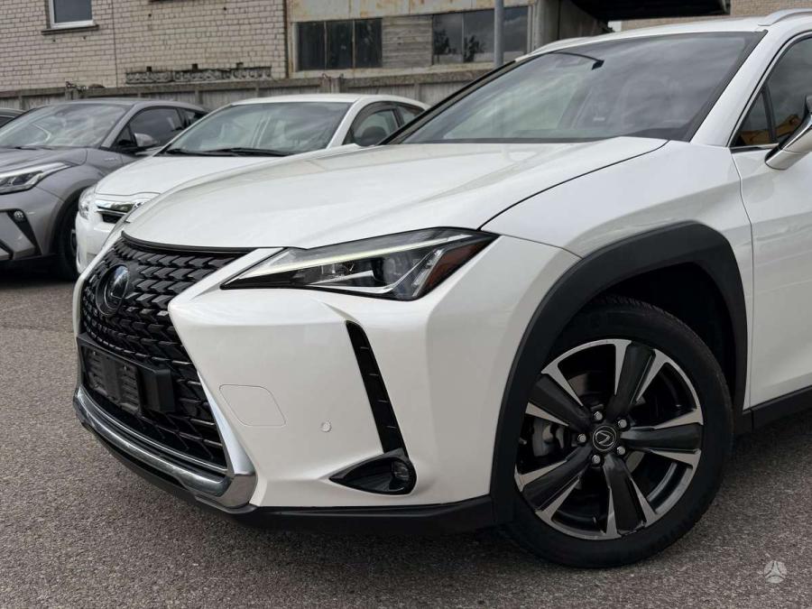 White Lexus UX 250h 2020 in Vilnius, with an engine capacity of 1.99 L and mileage of 97 thousand km for 21800 €, photo 4 on AUTOMOTO.COM.LV
