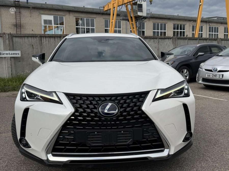 White Lexus UX 250h 2020 in Vilnius, with an engine capacity of 1.99 L and mileage of 97 thousand km for 21800 €, photo 5 on AUTOMOTO.COM.LV