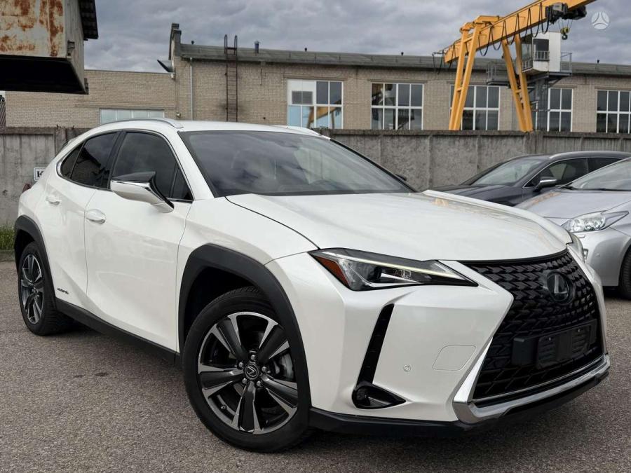 White Lexus UX 250h 2020 in Vilnius, with an engine capacity of 1.99 L and mileage of 97 thousand km for 21800 €, photo 6 on AUTOMOTO.COM.LV