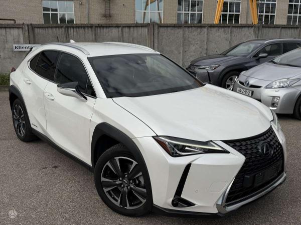 White Lexus UX 250h 2020 in Vilnius, with an engine capacity of 1.99 L and mileage of 97 thousand km for 21800 €, photo 7 on AUTOMOTO.COM.LV