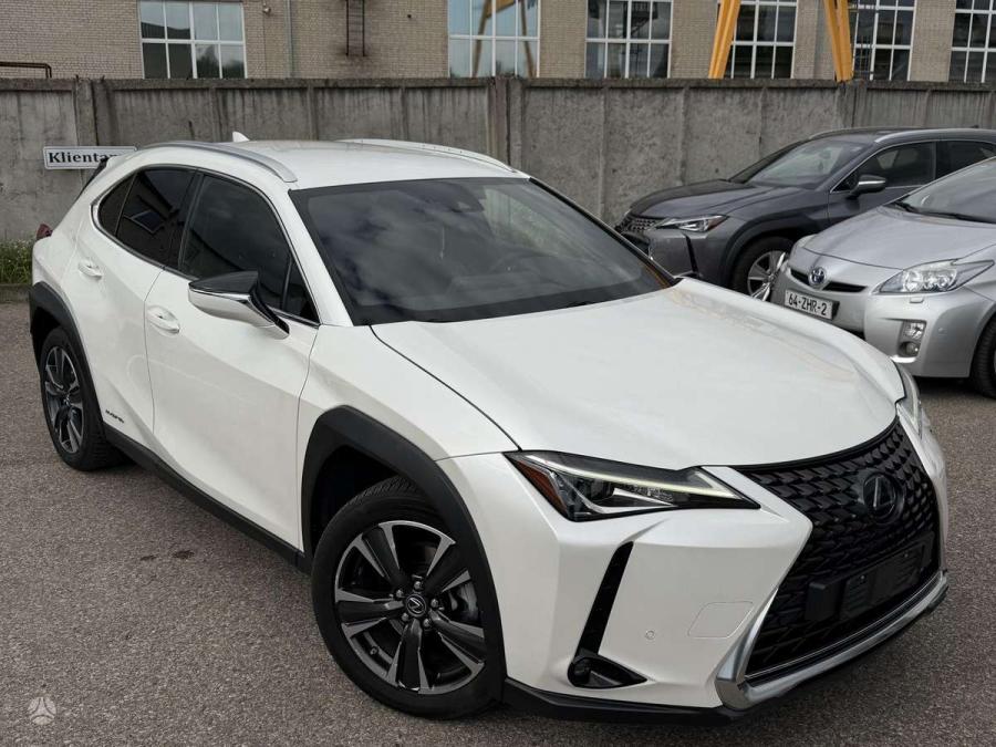 White Lexus UX 250h 2020 in Vilnius, with an engine capacity of 1.99 L and mileage of 97 thousand km for 21800 €, photo 7 on AUTOMOTO.COM.LV