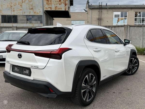 White Lexus UX 250h 2020 in Vilnius, with an engine capacity of 1.99 L and mileage of 97 thousand km for 21800 €, photo 8 on AUTOMOTO.COM.LV