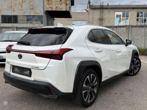 White Lexus UX 250h 2020 in Vilnius, with an engine capacity of 1.99 L and mileage of 97 thousand km for 21800 €, photo 8 on AUTOMOTO.COM.LV