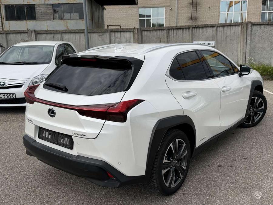 White Lexus UX 250h 2020 in Vilnius, with an engine capacity of 1.99 L and mileage of 97 thousand km for 21800 €, photo 9 on AUTOMOTO.COM.LV