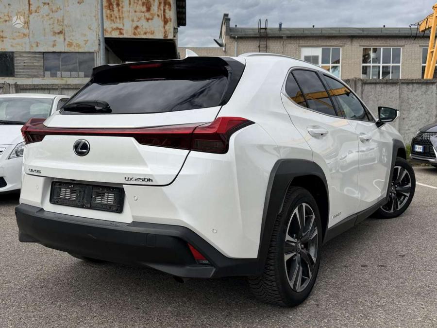 White Lexus UX 250h 2020 in Vilnius, with an engine capacity of 1.99 L and mileage of 97 thousand km for 21800 €, photo 10 on AUTOMOTO.COM.LV