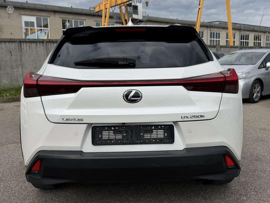 White Lexus UX 250h 2020 in Vilnius, with an engine capacity of 1.99 L and mileage of 97 thousand km for 21800 €, photo 11 on AUTOMOTO.COM.LV