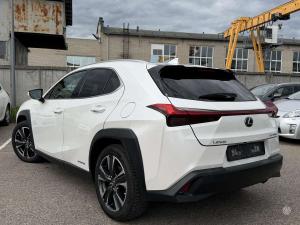 White Lexus UX 250h 2020 in Vilnius, with an engine capacity of 1.99 L and mileage of 97 thousand km for 21800 €, photo 12 on AUTOMOTO.COM.LV