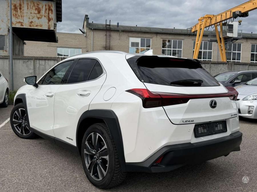 White Lexus UX 250h 2020 in Vilnius, with an engine capacity of 1.99 L and mileage of 97 thousand km for 21800 €, photo 12 on AUTOMOTO.COM.LV