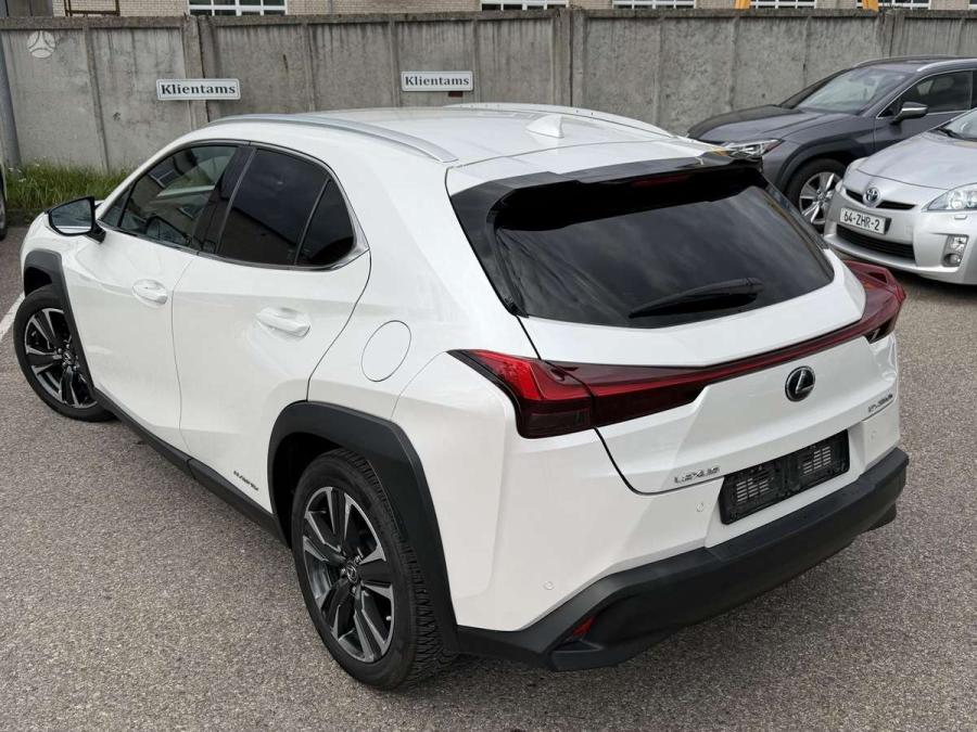 White Lexus UX 250h 2020 in Vilnius, with an engine capacity of 1.99 L and mileage of 97 thousand km for 21800 €, photo 13 on AUTOMOTO.COM.LV