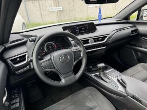 White Lexus UX 250h 2020 in Vilnius, with an engine capacity of 1.99 L and mileage of 97 thousand km for 21800 €, photo 16 on AUTOMOTO.COM.LV