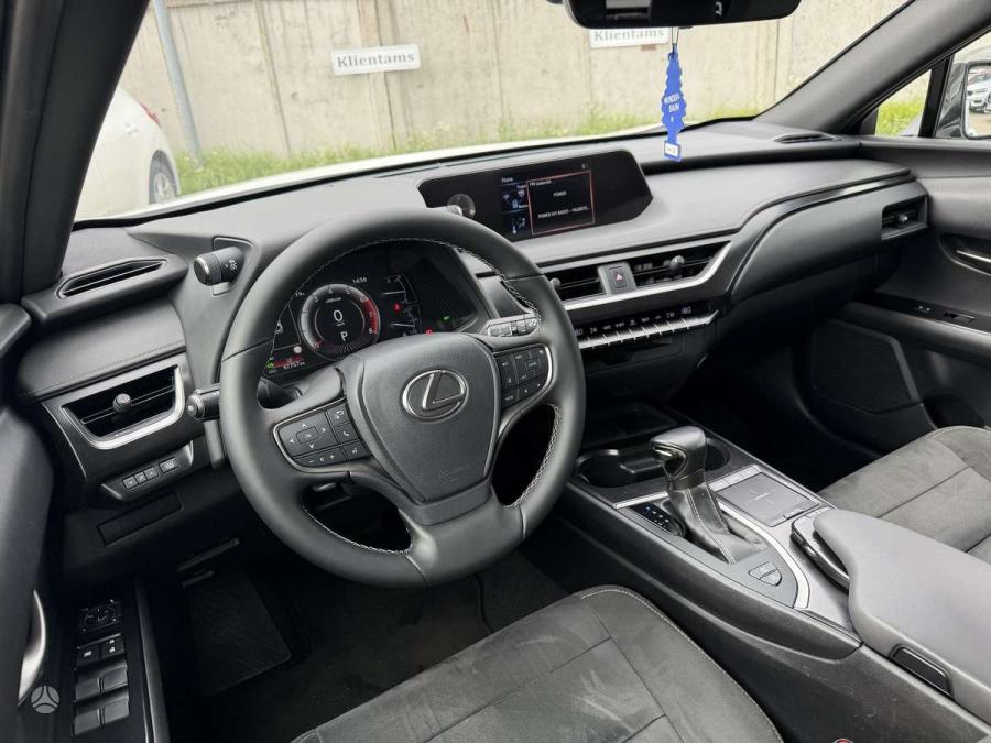 White Lexus UX 250h 2020 in Vilnius, with an engine capacity of 1.99 L and mileage of 97 thousand km for 21800 €, photo 16 on AUTOMOTO.COM.LV