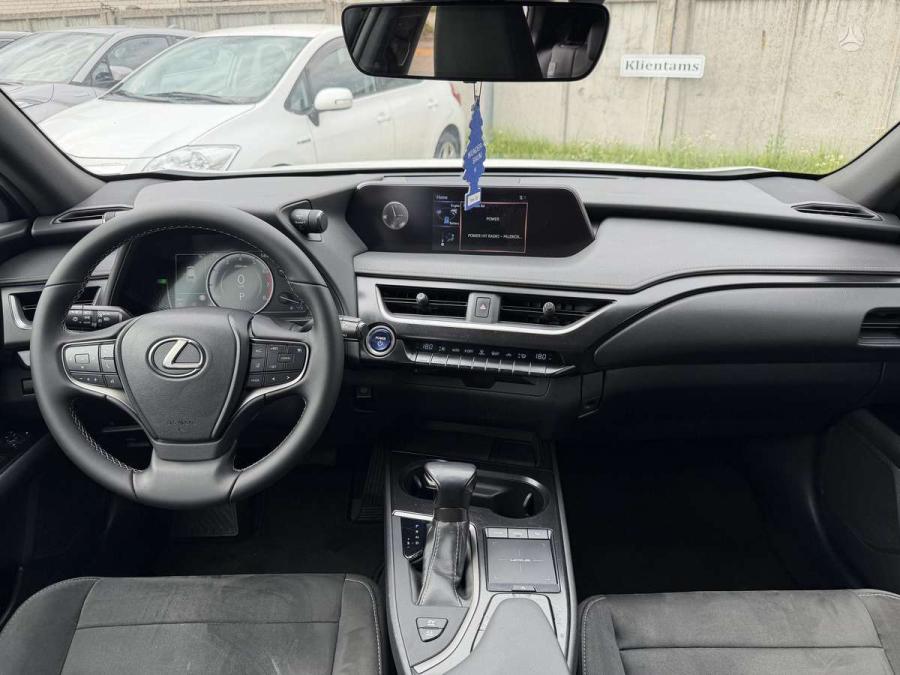 White Lexus UX 250h 2020 in Vilnius, with an engine capacity of 1.99 L and mileage of 97 thousand km for 21800 €, photo 17 on AUTOMOTO.COM.LV