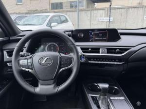 White Lexus UX 250h 2020 in Vilnius, with an engine capacity of 1.99 L and mileage of 97 thousand km for 21800 €, photo 18 on AUTOMOTO.COM.LV
