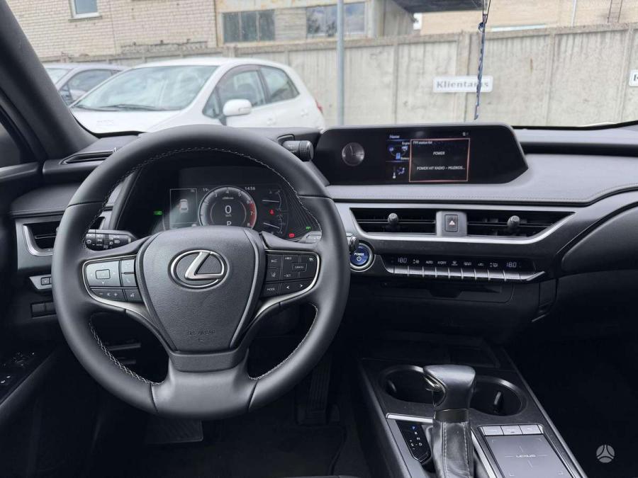 White Lexus UX 250h 2020 in Vilnius, with an engine capacity of 1.99 L and mileage of 97 thousand km for 21800 €, photo 18 on AUTOMOTO.COM.LV