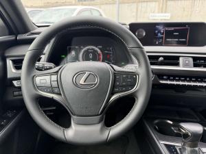 White Lexus UX 250h 2020 in Vilnius, with an engine capacity of 1.99 L and mileage of 97 thousand km for 21800 €, photo 19 on AUTOMOTO.COM.LV