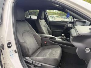 White Lexus UX 250h 2020 in Vilnius, with an engine capacity of 1.99 L and mileage of 97 thousand km for 21800 €, photo 20 on AUTOMOTO.COM.LV