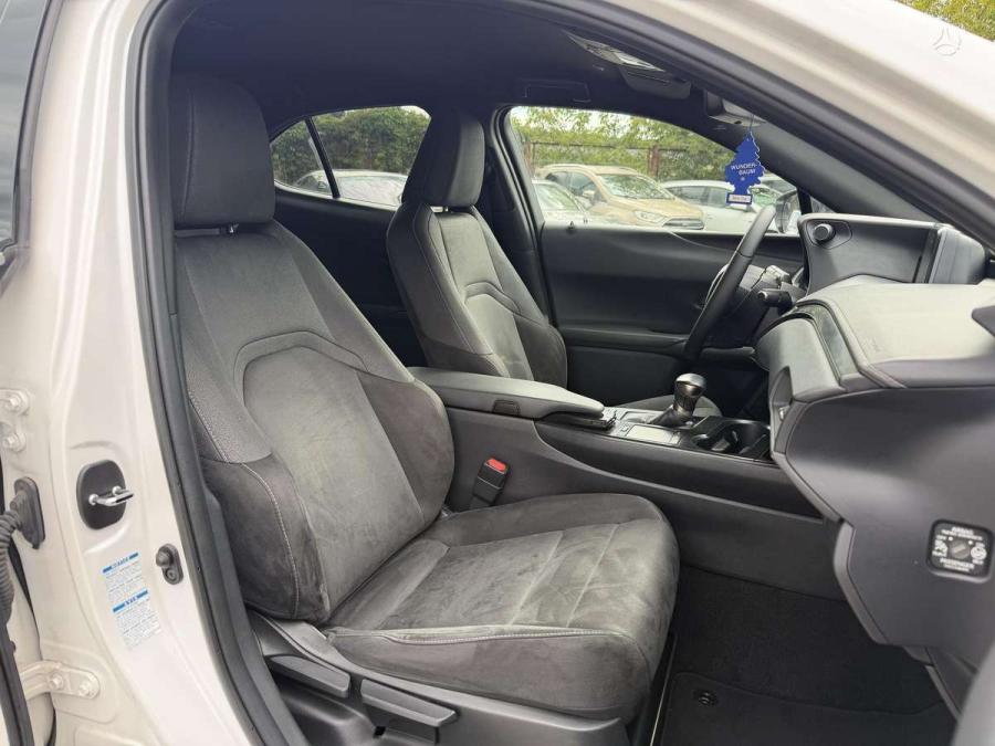 White Lexus UX 250h 2020 in Vilnius, with an engine capacity of 1.99 L and mileage of 97 thousand km for 21800 €, photo 20 on AUTOMOTO.COM.LV