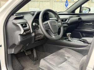 White Lexus UX 250h 2020 in Vilnius, with an engine capacity of 1.99 L and mileage of 97 thousand km for 21800 €, photo 21 on AUTOMOTO.COM.LV