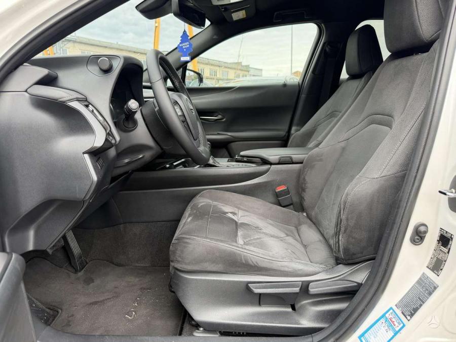 White Lexus UX 250h 2020 in Vilnius, with an engine capacity of 1.99 L and mileage of 97 thousand km for 21800 €, photo 22 on AUTOMOTO.COM.LV