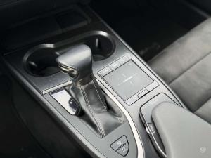 White Lexus UX 250h 2020 in Vilnius, with an engine capacity of 1.99 L and mileage of 97 thousand km for 21800 €, photo 23 on AUTOMOTO.COM.LV