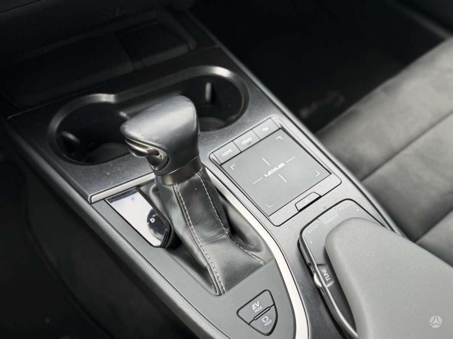 White Lexus UX 250h 2020 in Vilnius, with an engine capacity of 1.99 L and mileage of 97 thousand km for 21800 €, photo 23 on AUTOMOTO.COM.LV