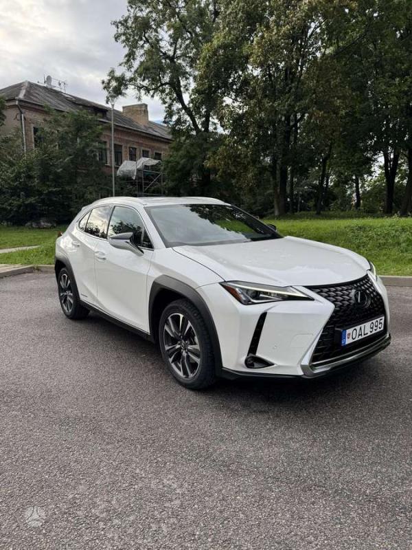 White Lexus UX 250h 2020 in Vilnius, with an engine capacity of 1.99 L and mileage of 122 thousand km for 19900 €, photo 1 on AUTOMOTO.COM.LV