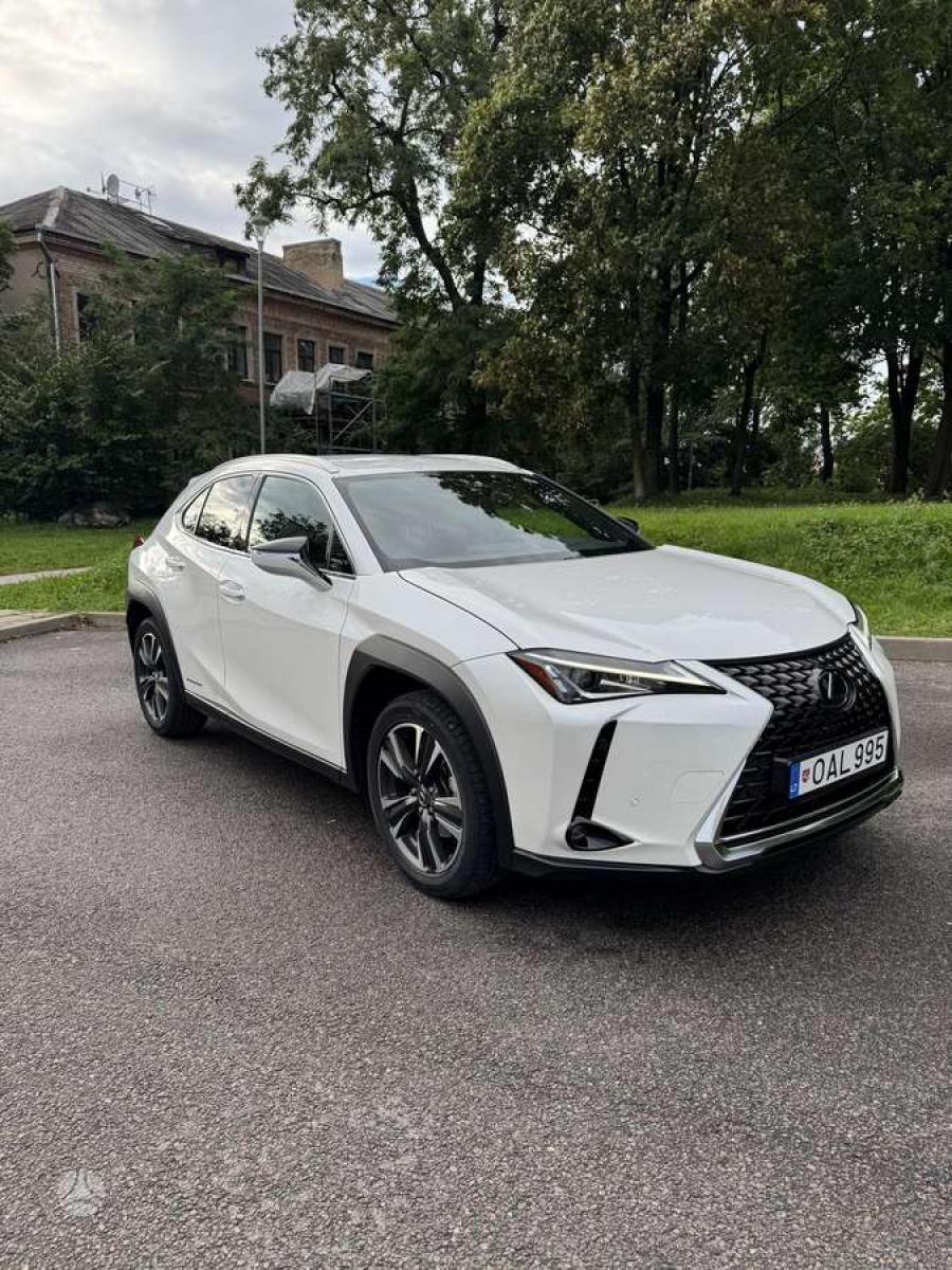 White Lexus UX 250h 2020 in Vilnius, with an engine capacity of 1.99 L and mileage of 122 thousand km for 19900 €, photo 1 on AUTOMOTO.COM.LV