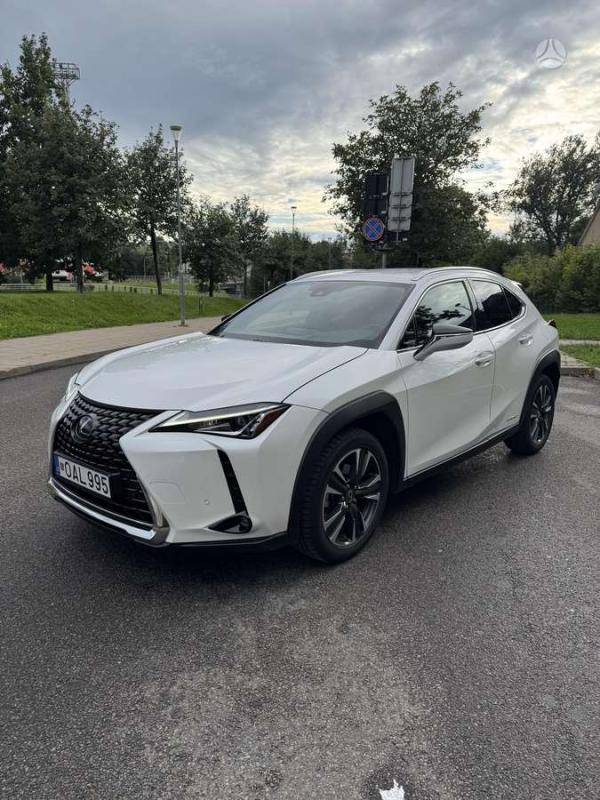 White Lexus UX 250h 2020 in Vilnius, with an engine capacity of 1.99 L and mileage of 122 thousand km for 19900 €, photo 3 on AUTOMOTO.COM.LV