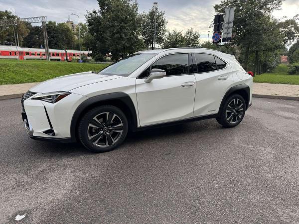 White Lexus UX 250h 2020 in Vilnius, with an engine capacity of 1.99 L and mileage of 122 thousand km for 19900 €, photo 4 on AUTOMOTO.COM.LV
