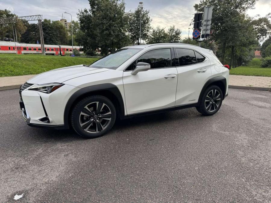 White Lexus UX 250h 2020 in Vilnius, with an engine capacity of 1.99 L and mileage of 122 thousand km for 19900 €, photo 4 on AUTOMOTO.COM.LV